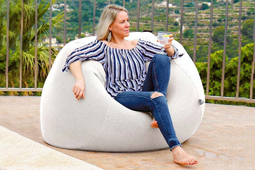 Decora tu terraza con los más cómodos y prácticos puffs para exterior ...